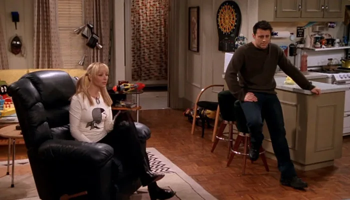 イディオム「Throw Someone a Bone」の意味とその語源とは